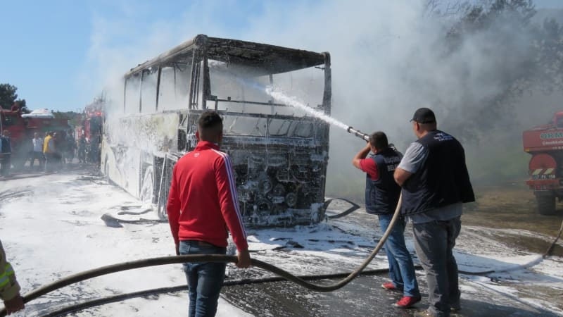 Tragédie v Turecku: Plný autobus vletěl do svodidel, zemřelo osm lidí ...