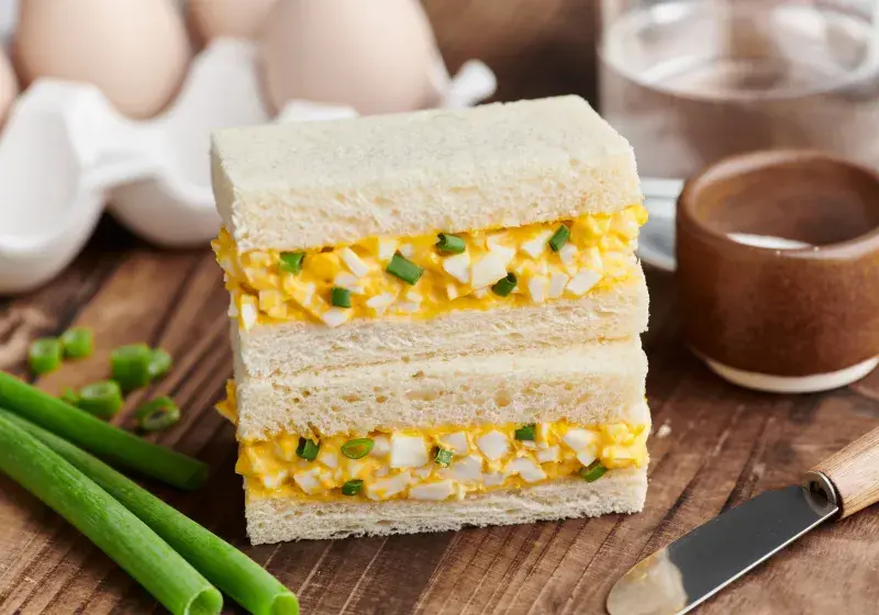 Chleba s českou vajíčkovou pomazánkou? Kdepak. To je tamago sando ...