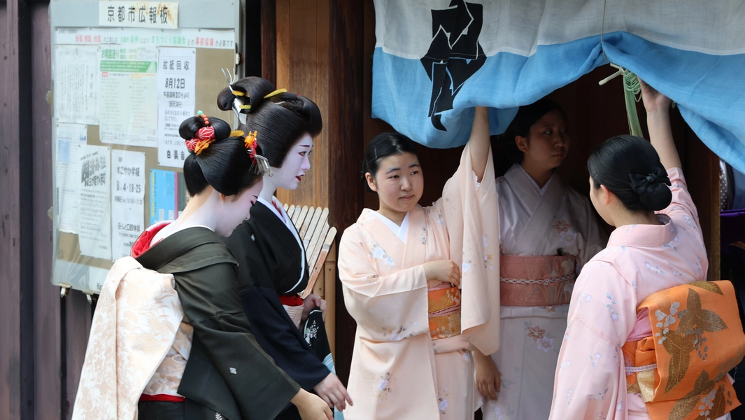 Master Japanese greetings for real connections abroad