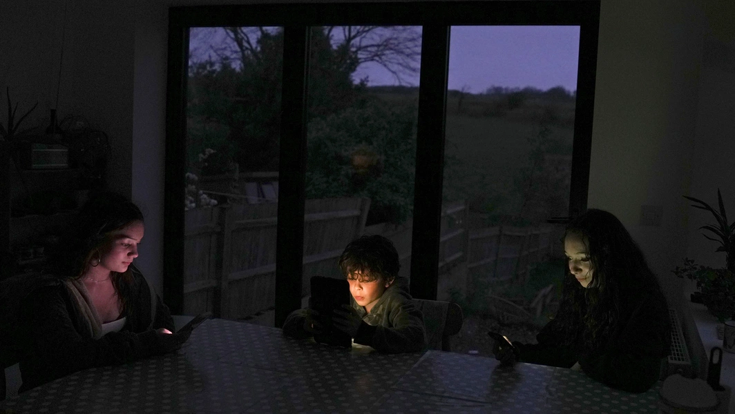 '90s kids share life lessons for Gen Alpha in digital age