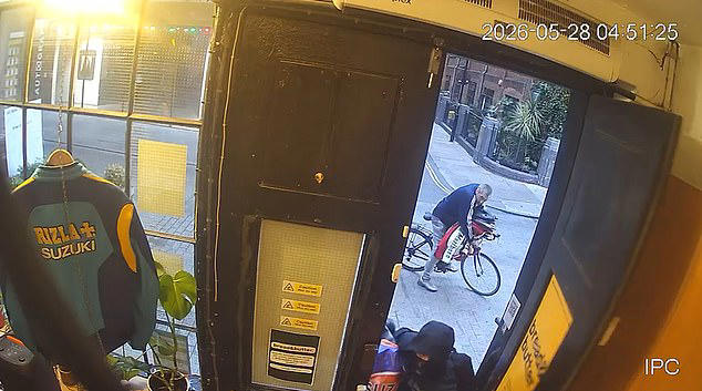 Moment thugs on bikes break into vintage store before stealing £6,200 ...