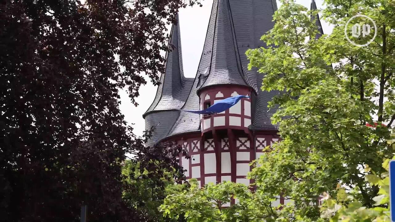 Neustadt feiert sich die Sonne herbei: Tausende beim Festzug der 522 ...