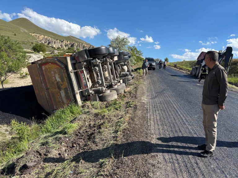 Asfalt çalışmasında kamyon devrildi, sürücü yaralandı
