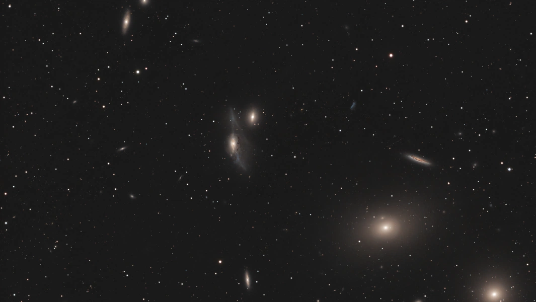 Hubble captures rare gas loss in galaxy M88