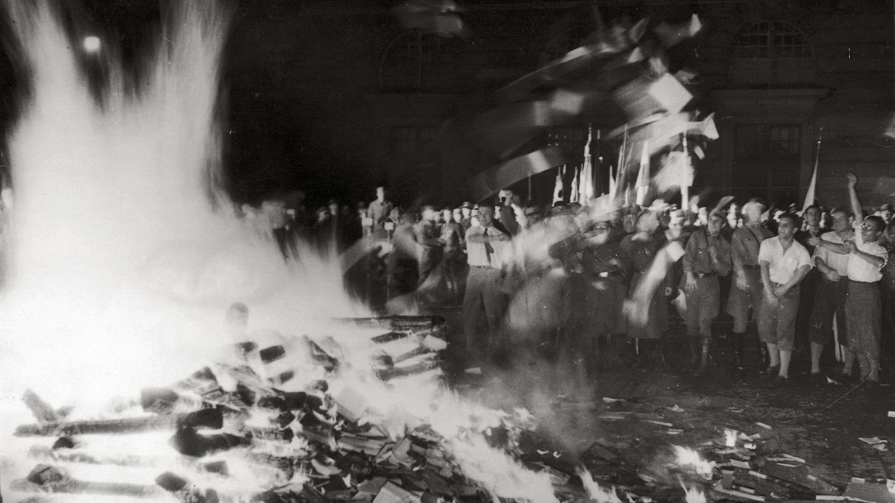 Flying books turn into ghostly streaks in this eerie 1933 photo ...