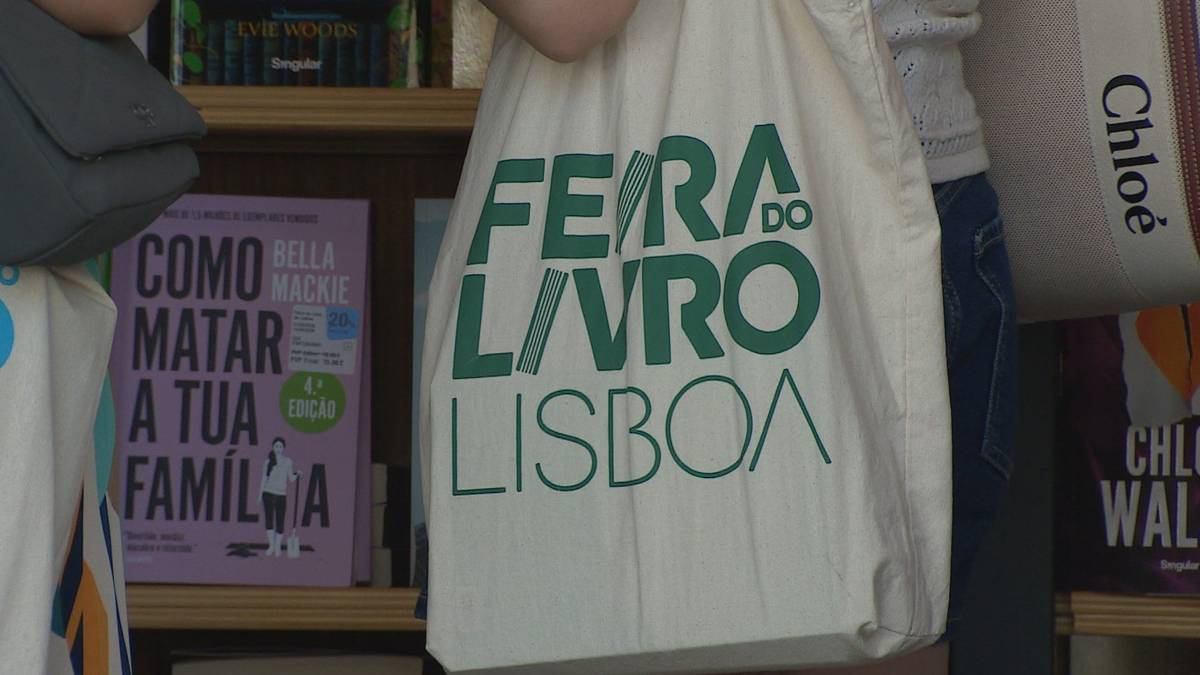 Milhares de leitores marcaram presença na Feira do Livro de Lisboa no ...