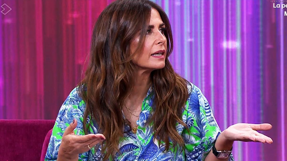 Nuria Roca no oculta su sorpresa con la estatua de Bad Bunny en el ...