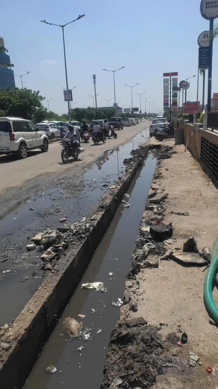 Open drain outside Jagatpura mall poses daily hazard