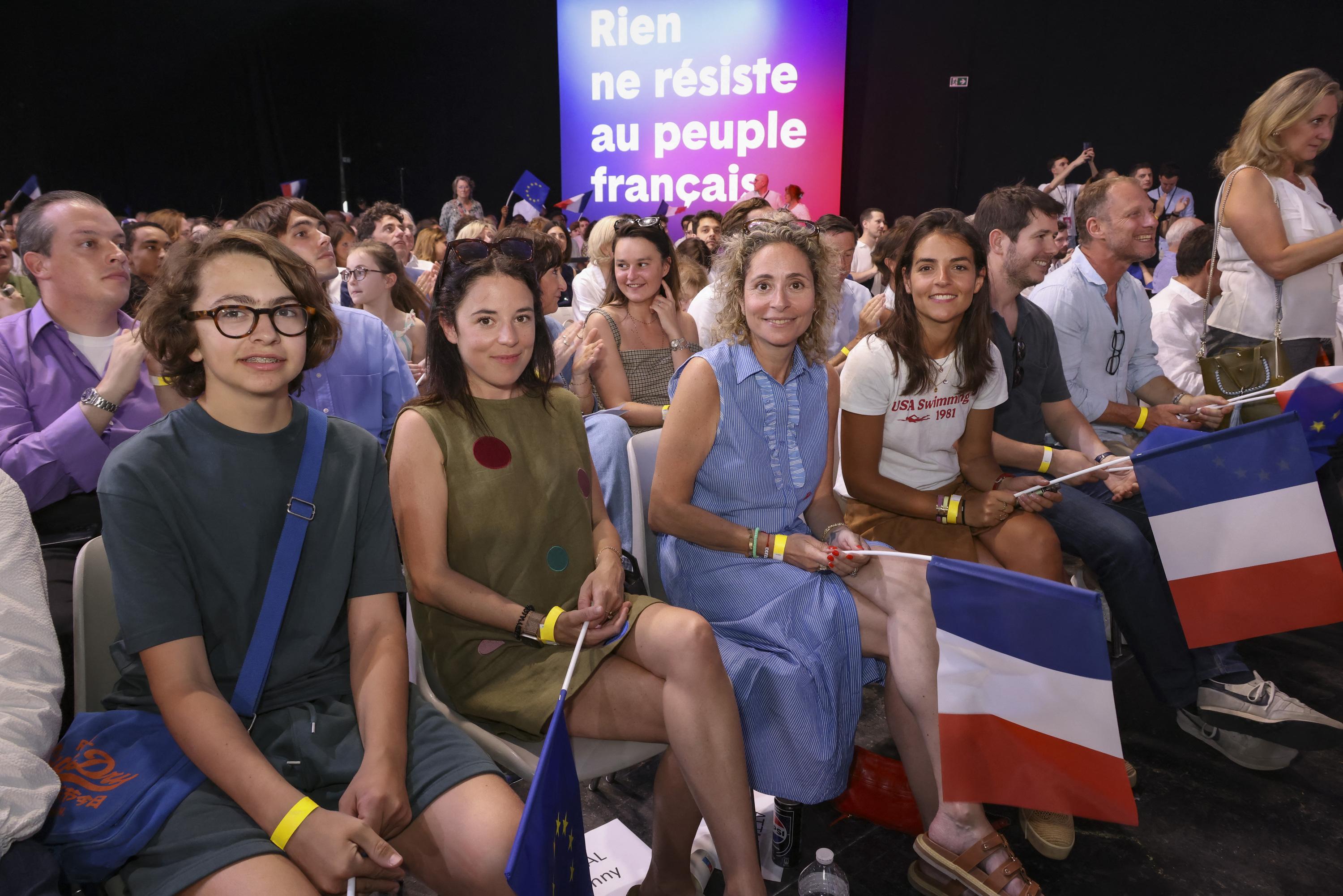 Gabriel Attal : son petit frère Nikolaï, ses sœurs Noémie, Fanny et ...