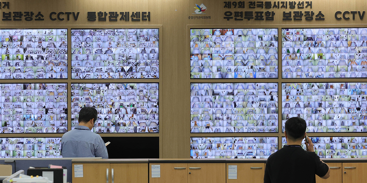 사전투표함 지키는 CCTV의 눈