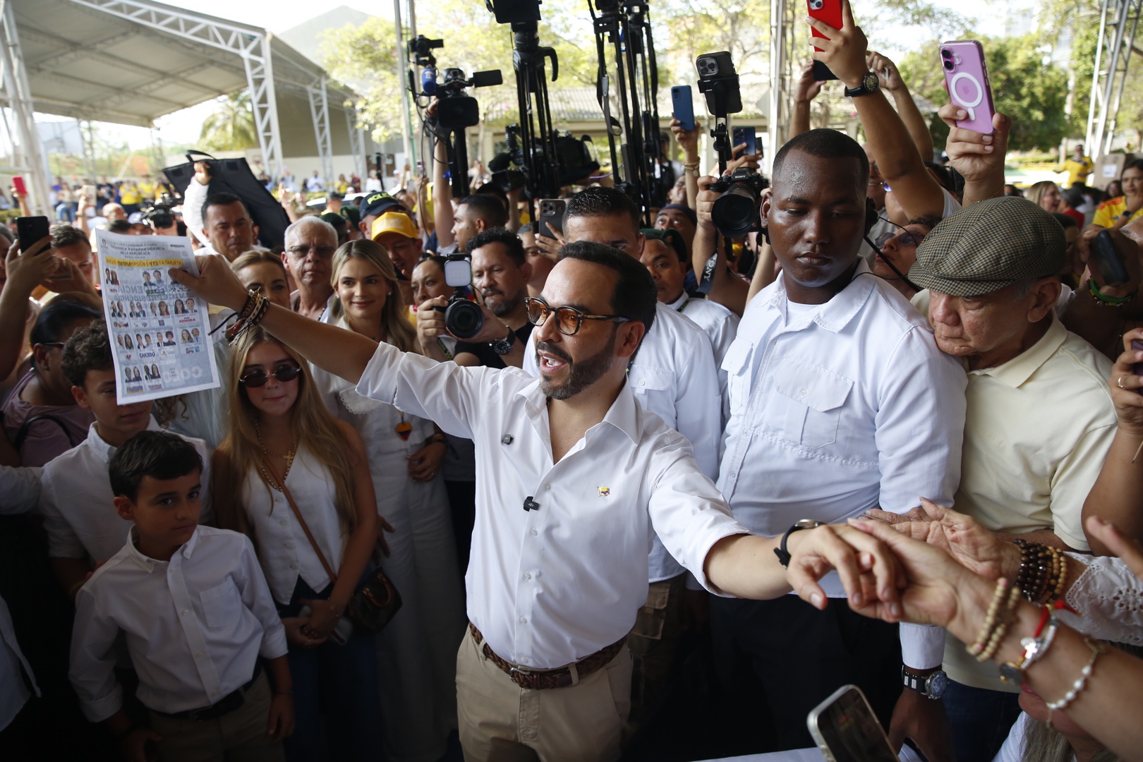 Candidato ultraderechista De la Espriella vota en la ciudad colombiana ...