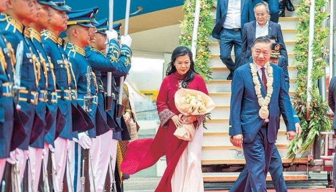Vietnam president arrives in Manila
