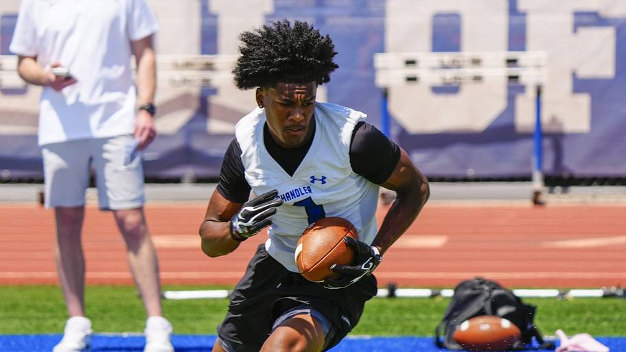 Breaking: Wisconsin football lands huge commitment from 4-star pass catcher