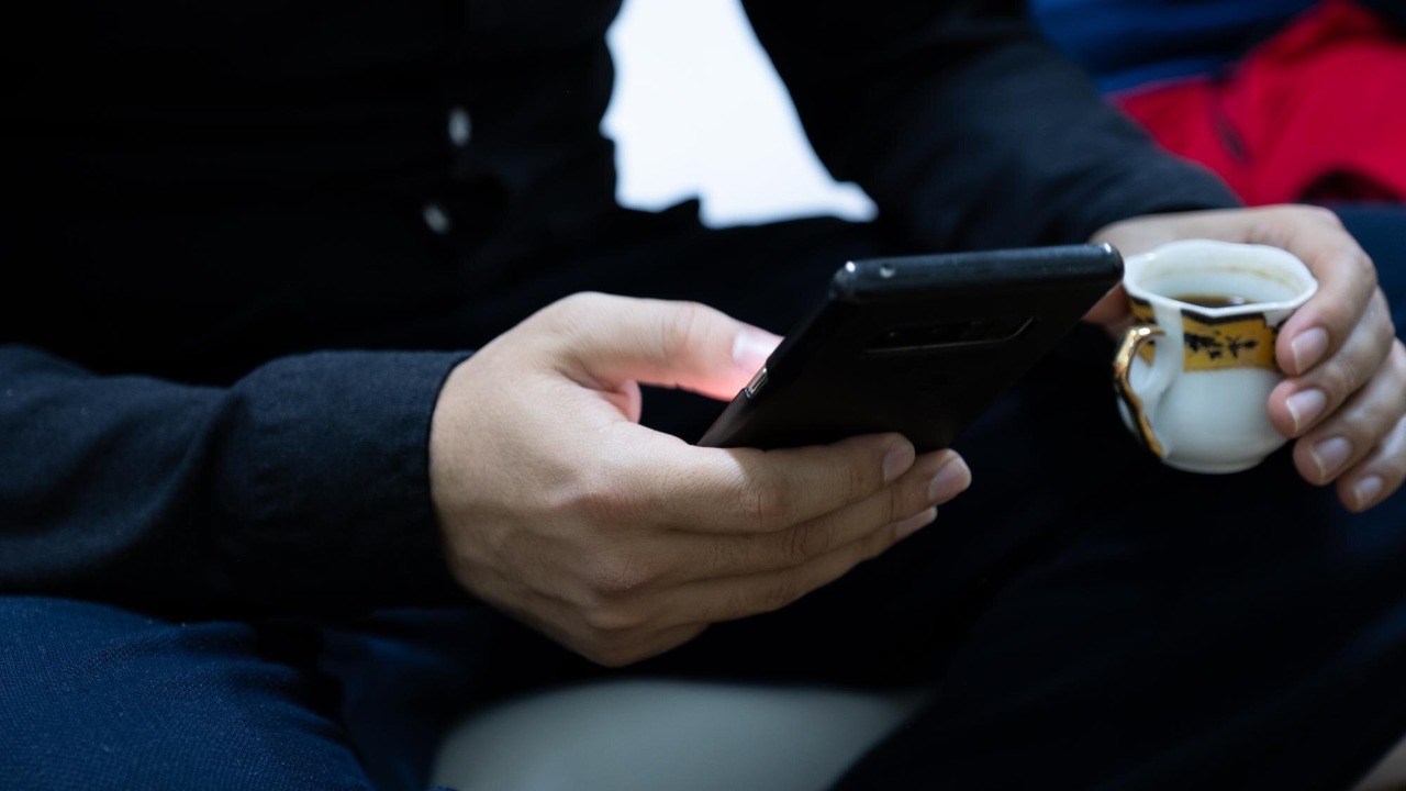 The FBI just warned every iPhone and Android user to audit foreign ...