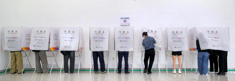 North Jeolla early voting hits 35.05% in Lee Won-taek, Kim Kwan-young race
