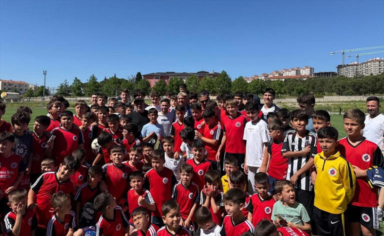 Milli futbolcu Cengiz Ünder memleketi Balıkesir'de genç sporcularla buluştu