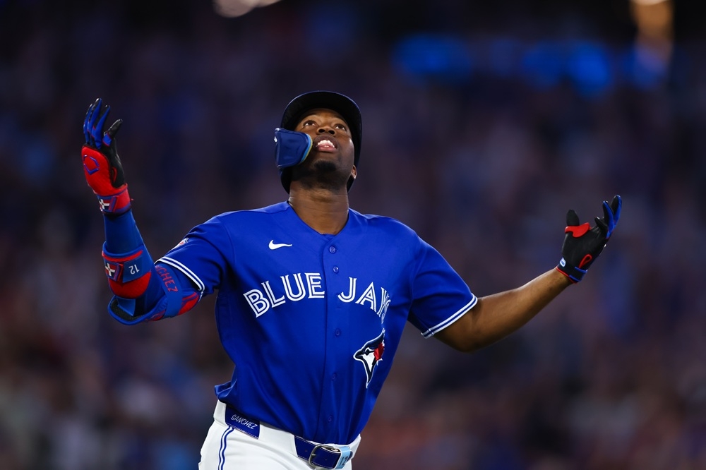 Blue Jays' Jesus Sanchez struck by ball from fan, leaves injured