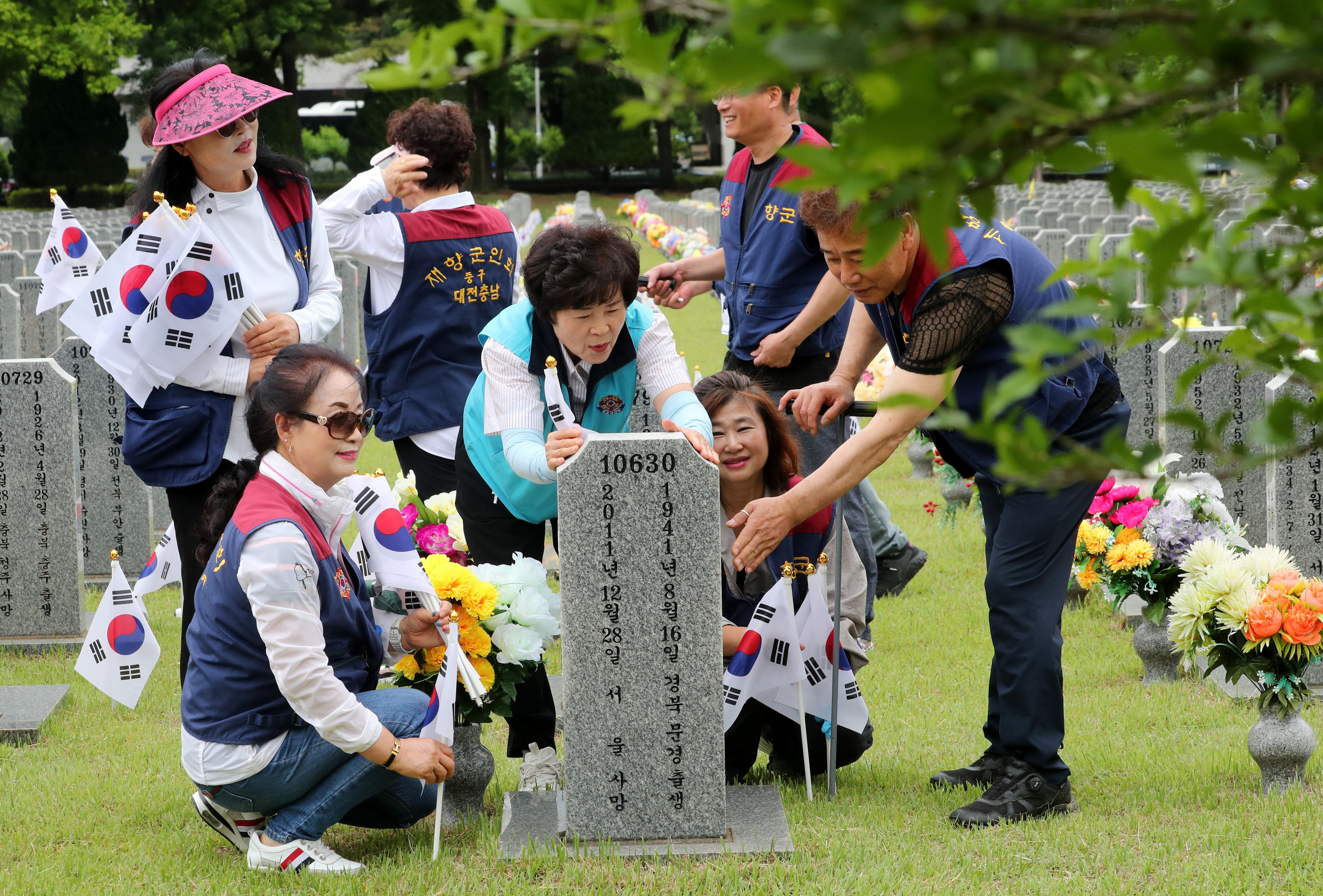 Volunteers clean gravestones, honor sacrifices at Daejeon National Cemetery