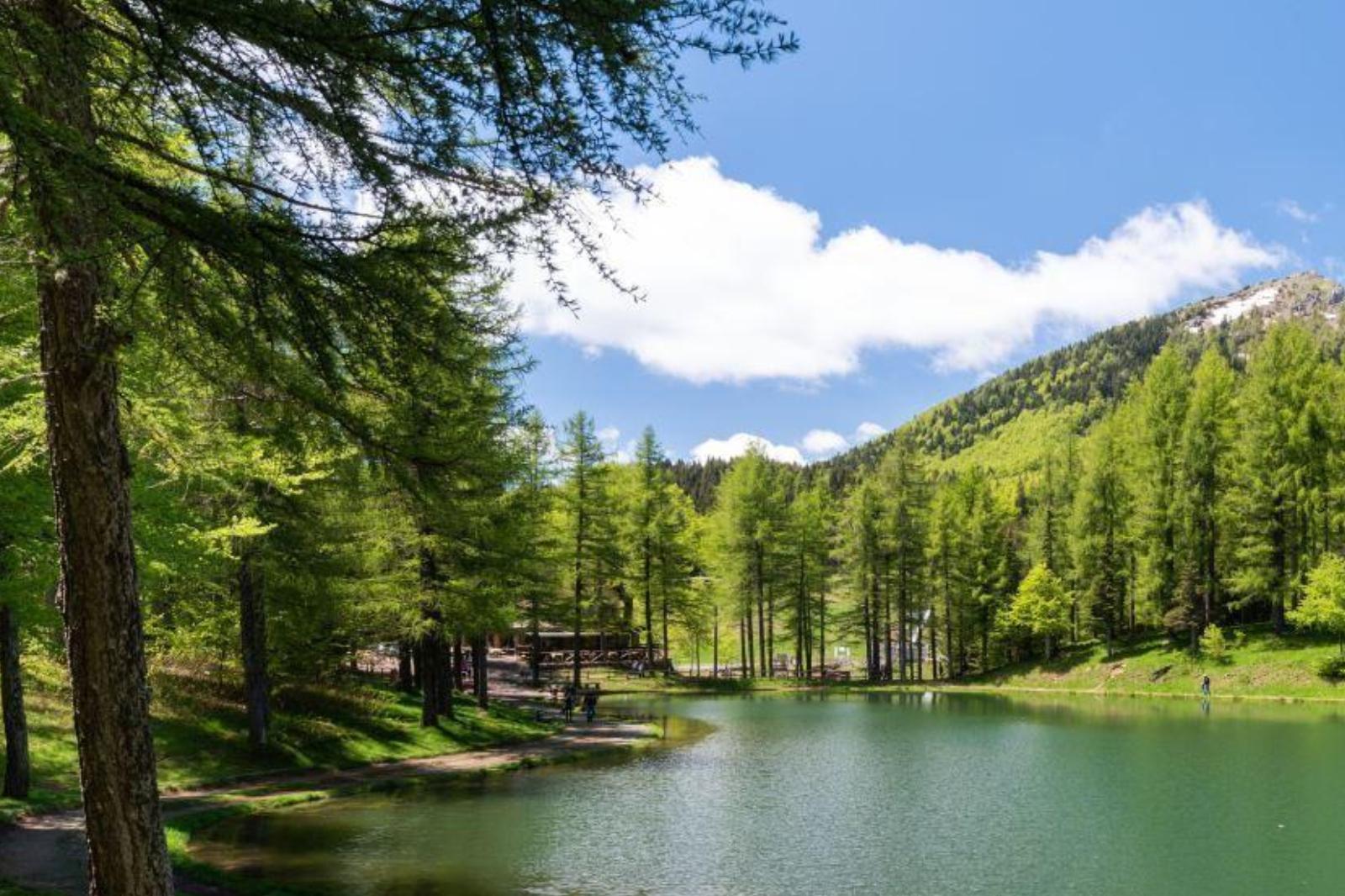 Muore a 39 anni davanti agli amici durante un’escursione al lago della ...