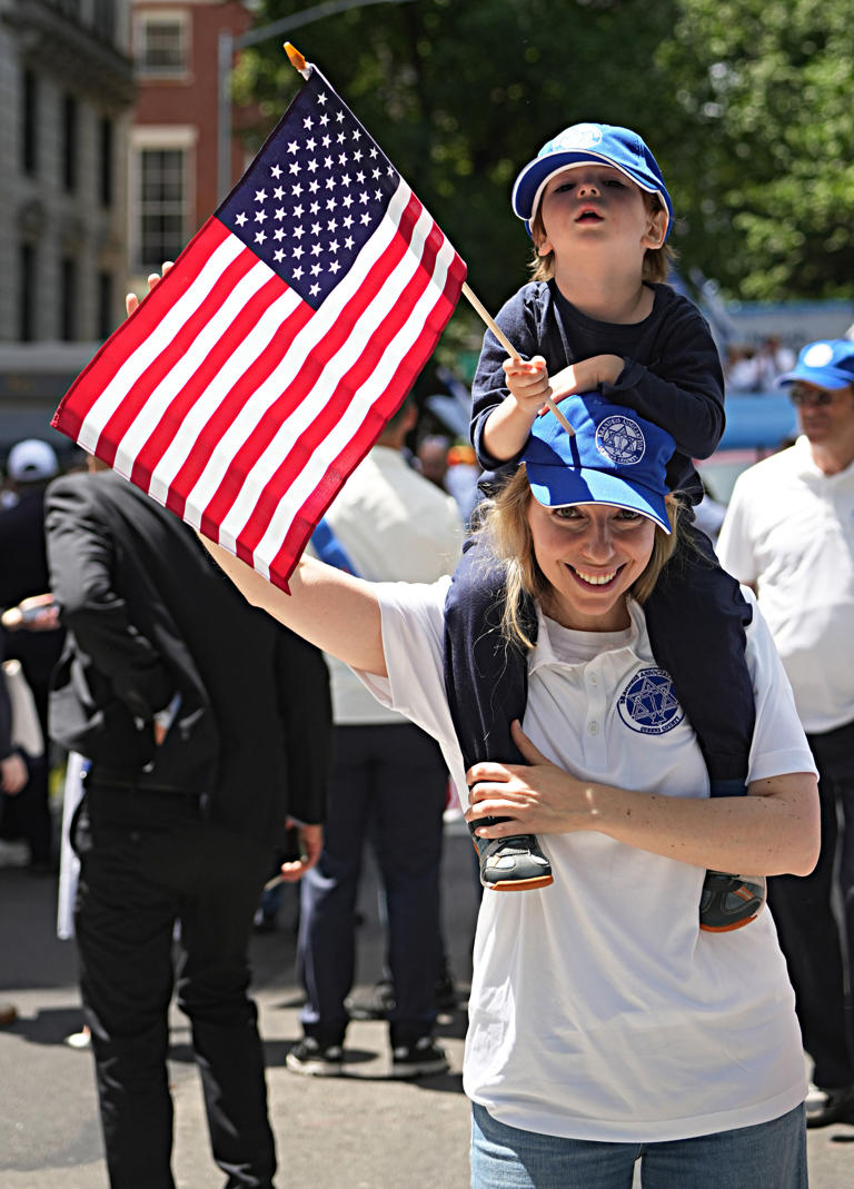 Israel Day Parade marches up 5th Avenue as Hochul signs buffer zone bill