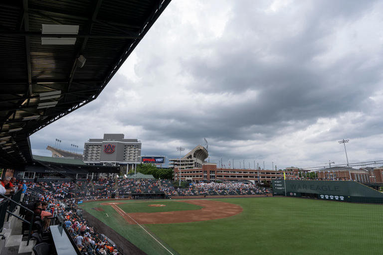Auburn baseball vs UCF in holding pattern with second delay: Live ...