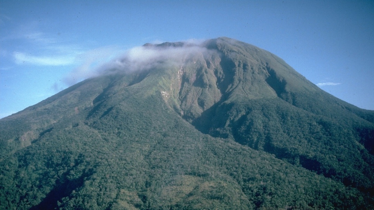 Mount Bulusan is still tremoring at alert level 3 — white steam plumes ...