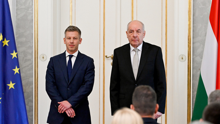 A Politico arról ír, hogy Magyar Péter és Sulyok Tamás harca ...