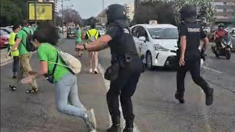 Un Policía agrede a una docente por la espalda en las protestas ...