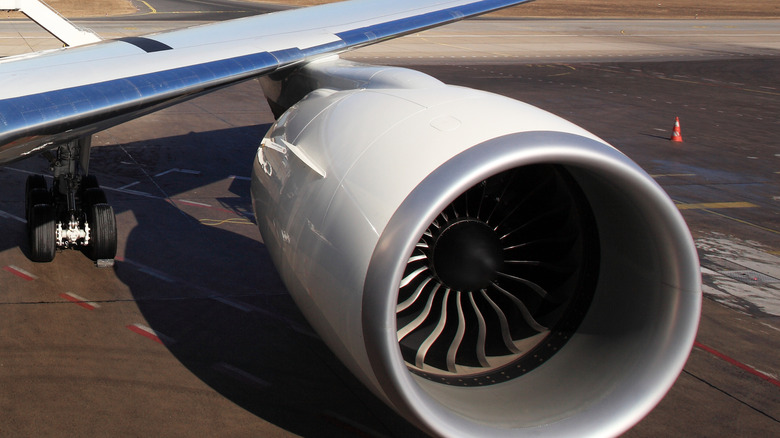 Do jet engines need oil changes?