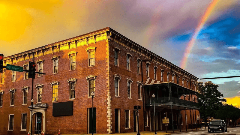 This Georgia theater welcomes living audiences and ghostly performers