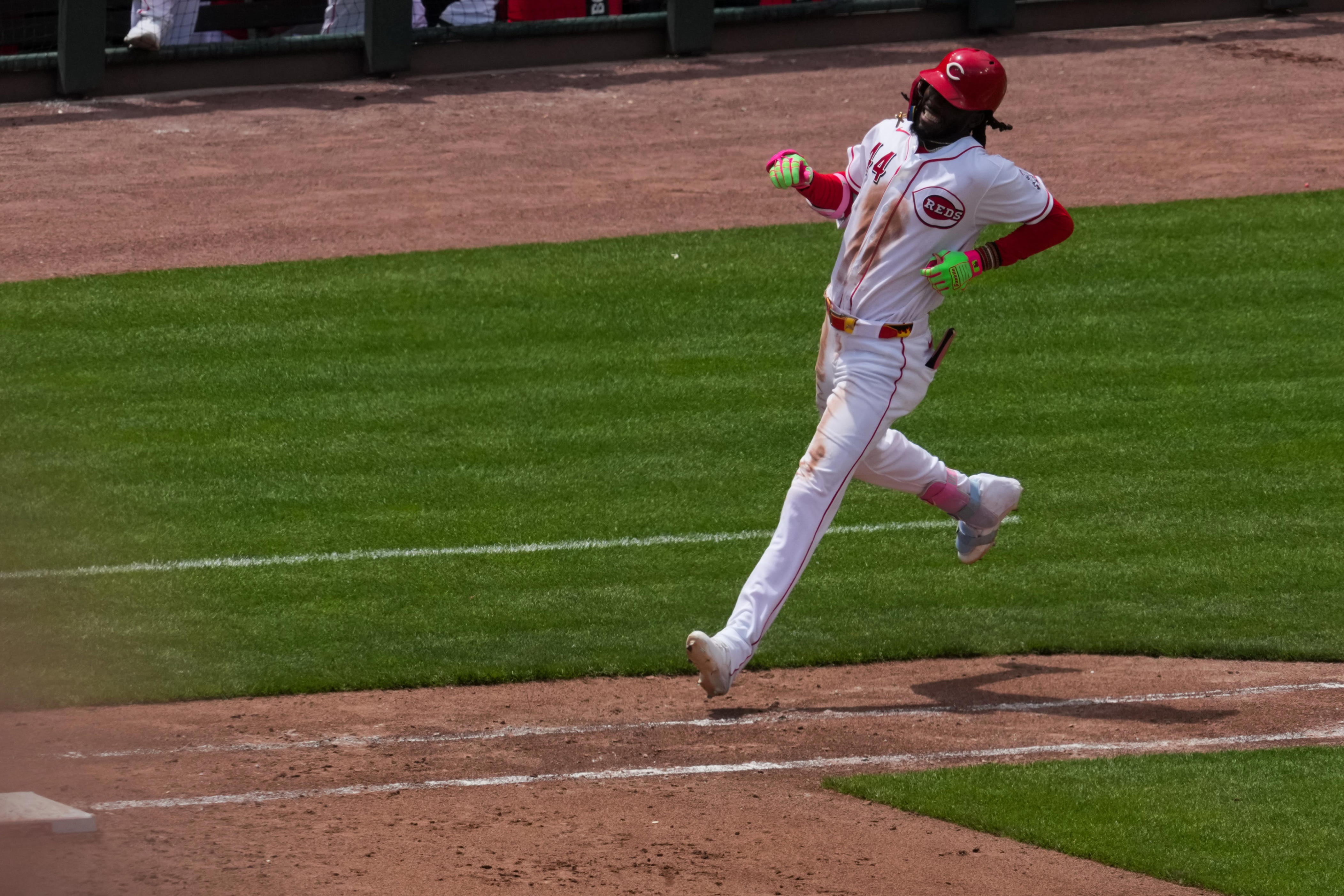 Reds lose Elly De La Cruz mid-game, survive scary ninth to beat Braves