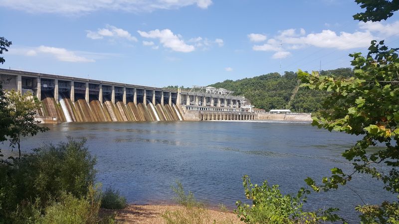 This lake hides the ghosts of Missouri towns that no longer exist above ...