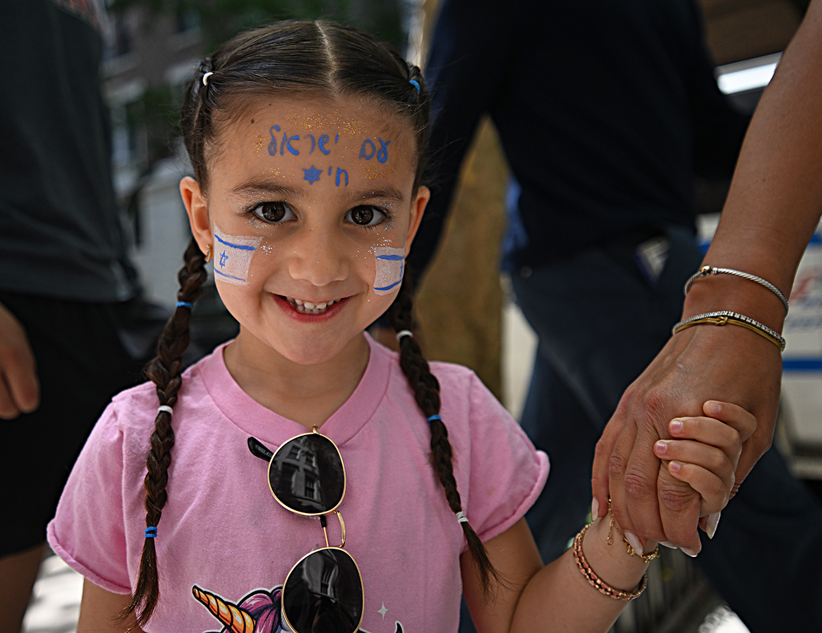Israel Day Parade marches up 5th Avenue as Hochul signs buffer zone bill