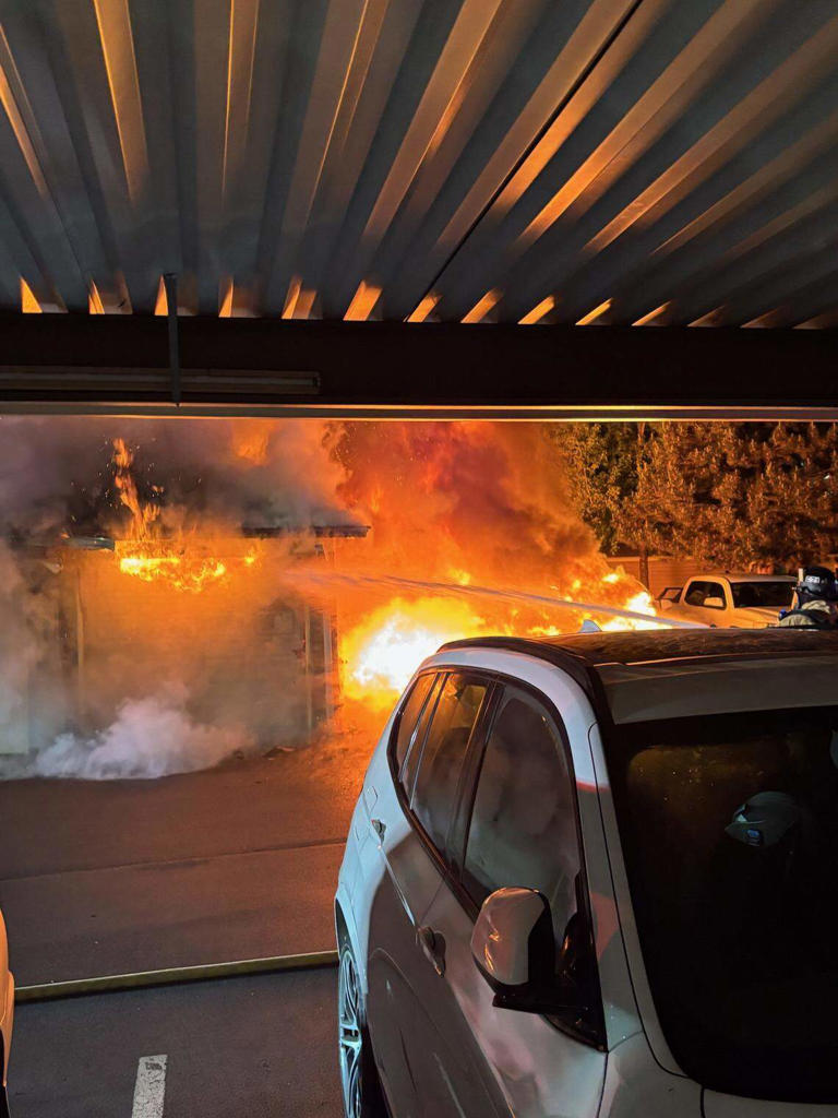 Puyallup apartment fire damages vehicles, garage units, fire officials say