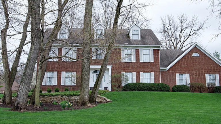 The best roof colors for a red brick house