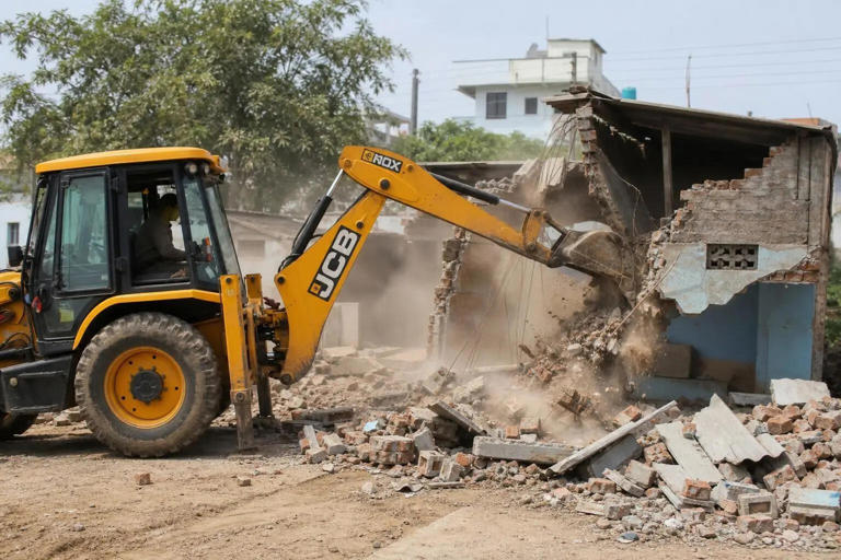 BMC demolishes 150 unauthorised structures obstructing Goregaon–Mulund ...