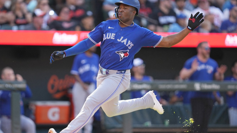 MLB: Unbelievable! Blue Jays outfielder injured by ball thrown from the ...