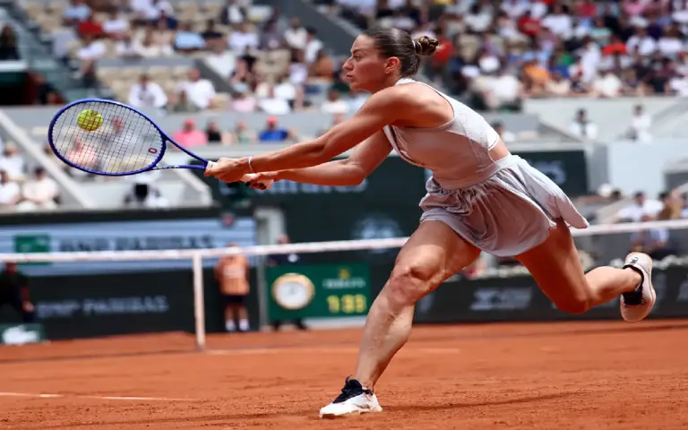 Swiatek exits French Open, Zverev eases into quarters