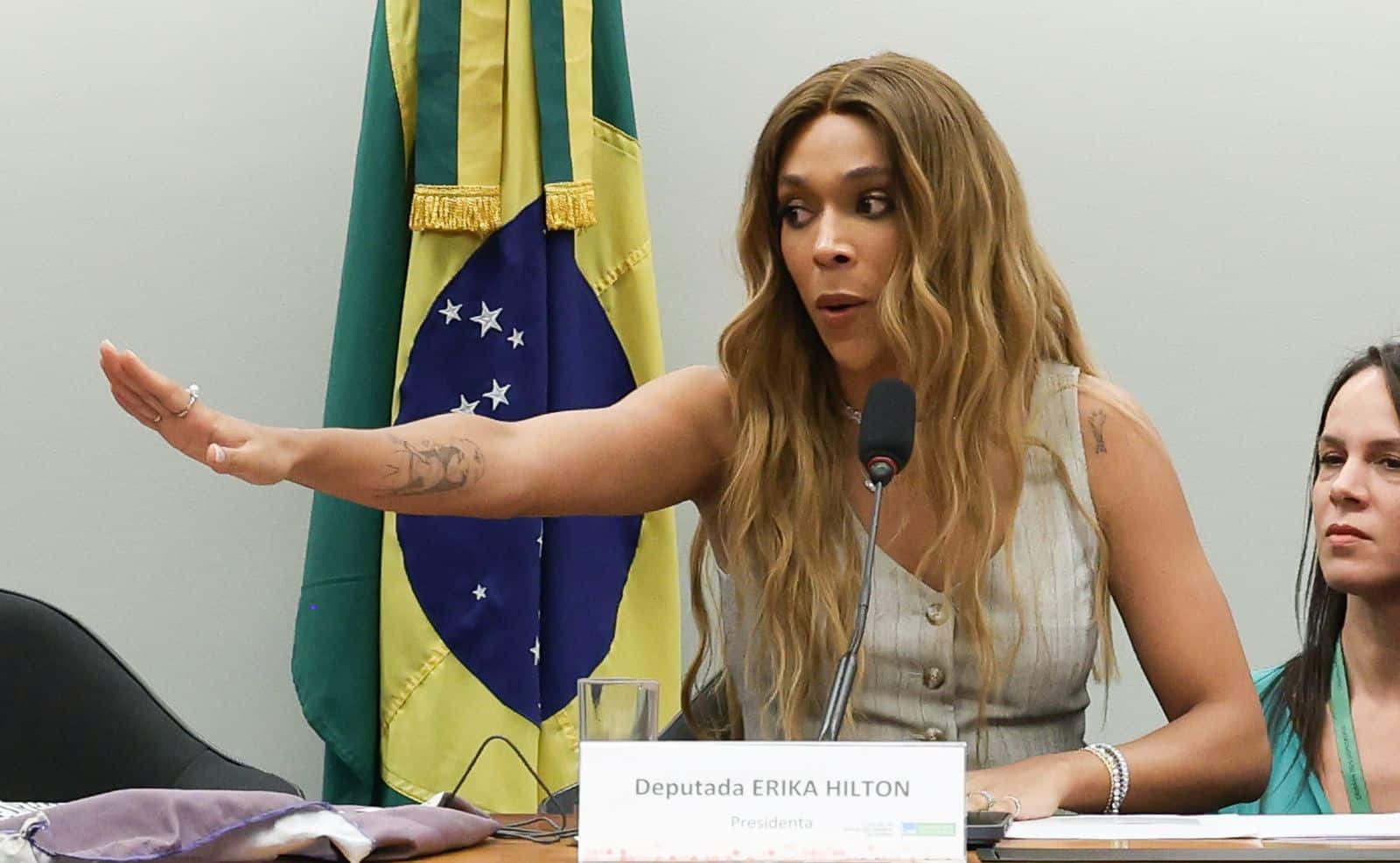 Erika Hilton denuncia PEC apresentada por Flávio Bolsonaro e aliados ...