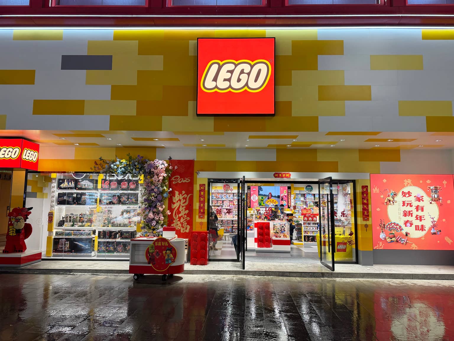 Discover Walmart's 225-piece toucan Lego set: Perfect gift for bird lovers!