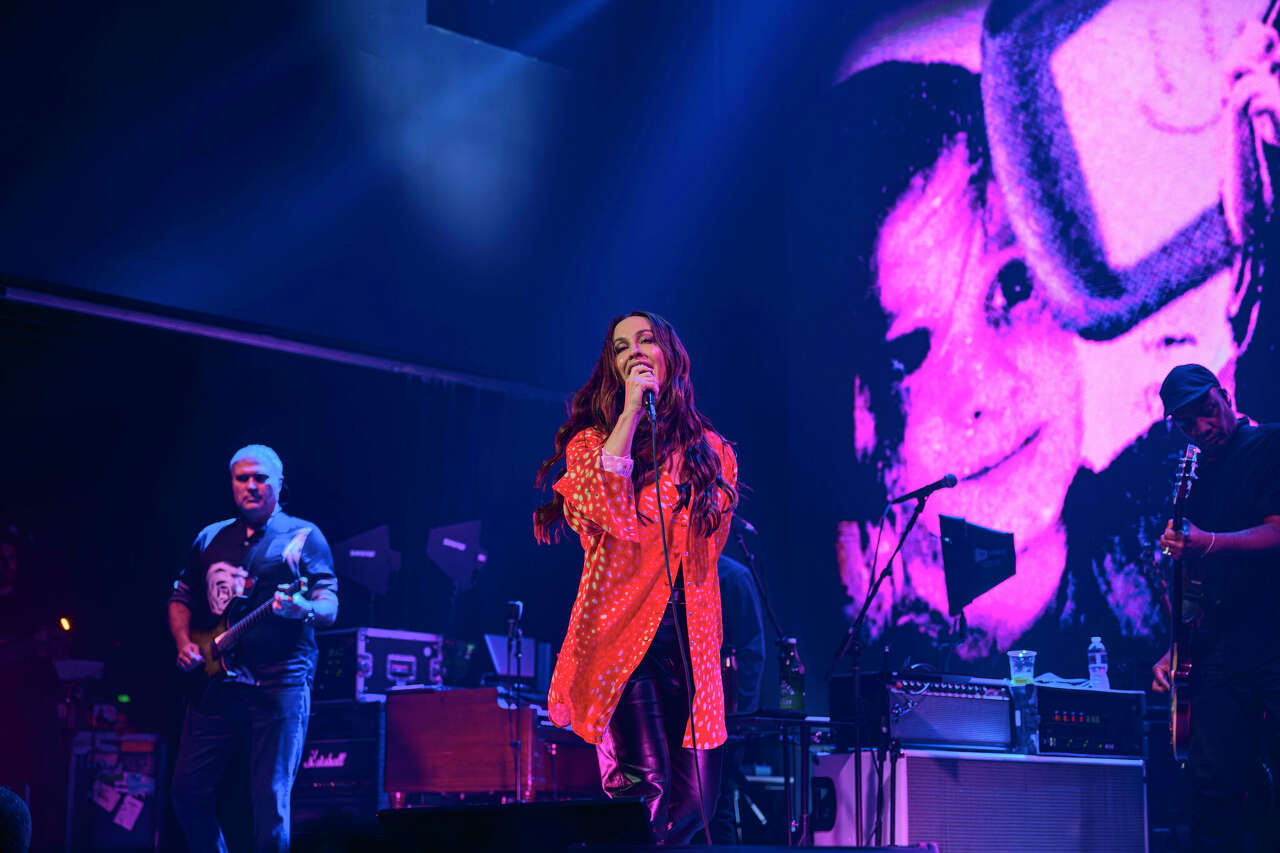 Alanis Morissette revisits 'Jagged Little Pill' fury and beyond at ...