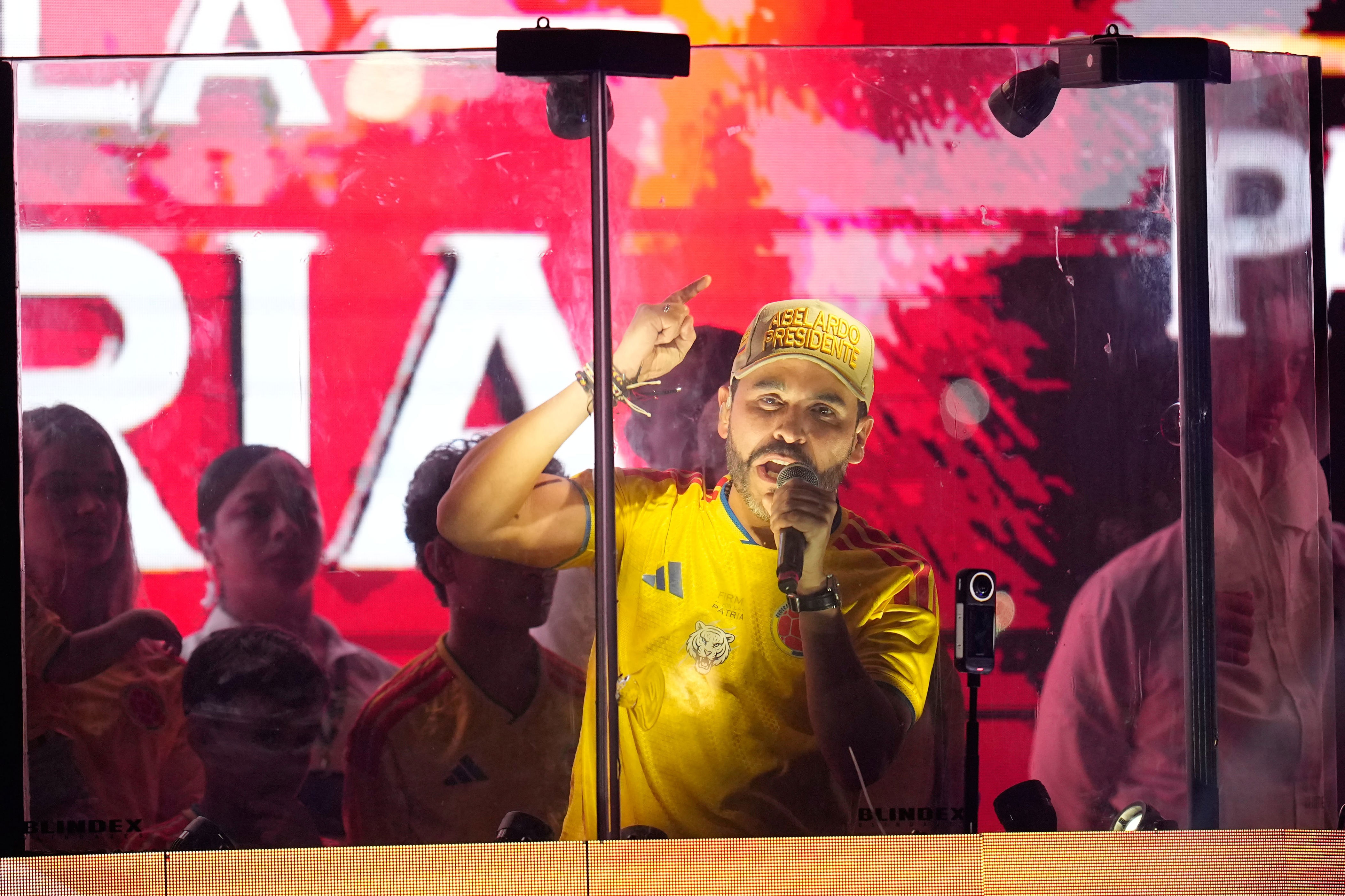 Abelardo de la Espriella celebra su victoria en la primera vuelta ...