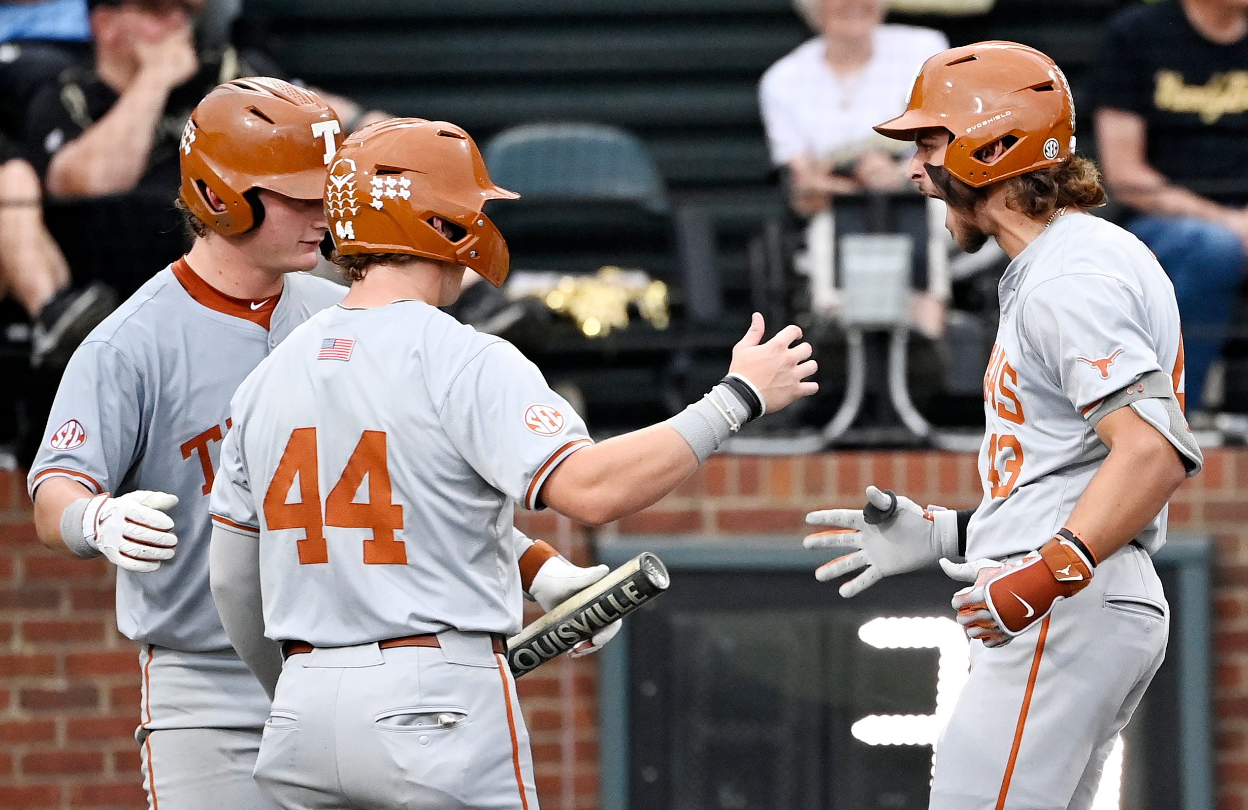 Texas baseball beats UCSB, advance to Super Regional