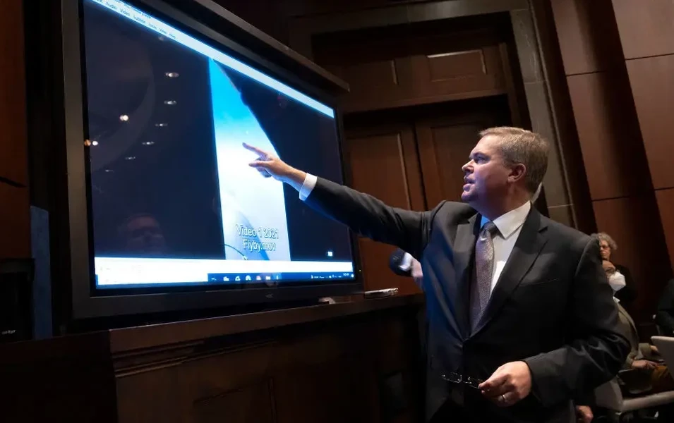 Pentagon UFO video shows human-shaped object with extreme acceleration ...