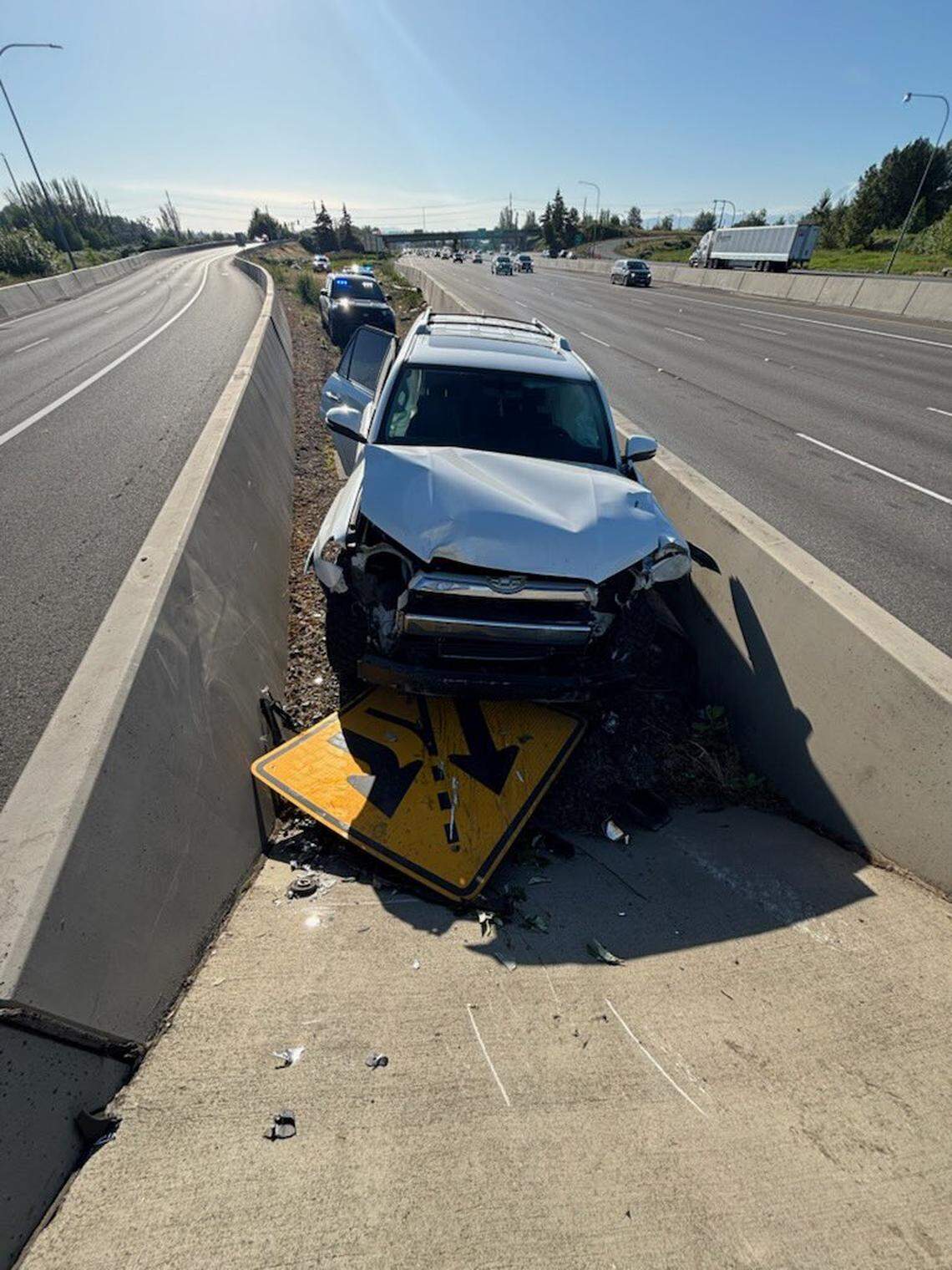 SUV crashes into car on I-5 in Tacoma, then occupants flee on foot, WSP ...