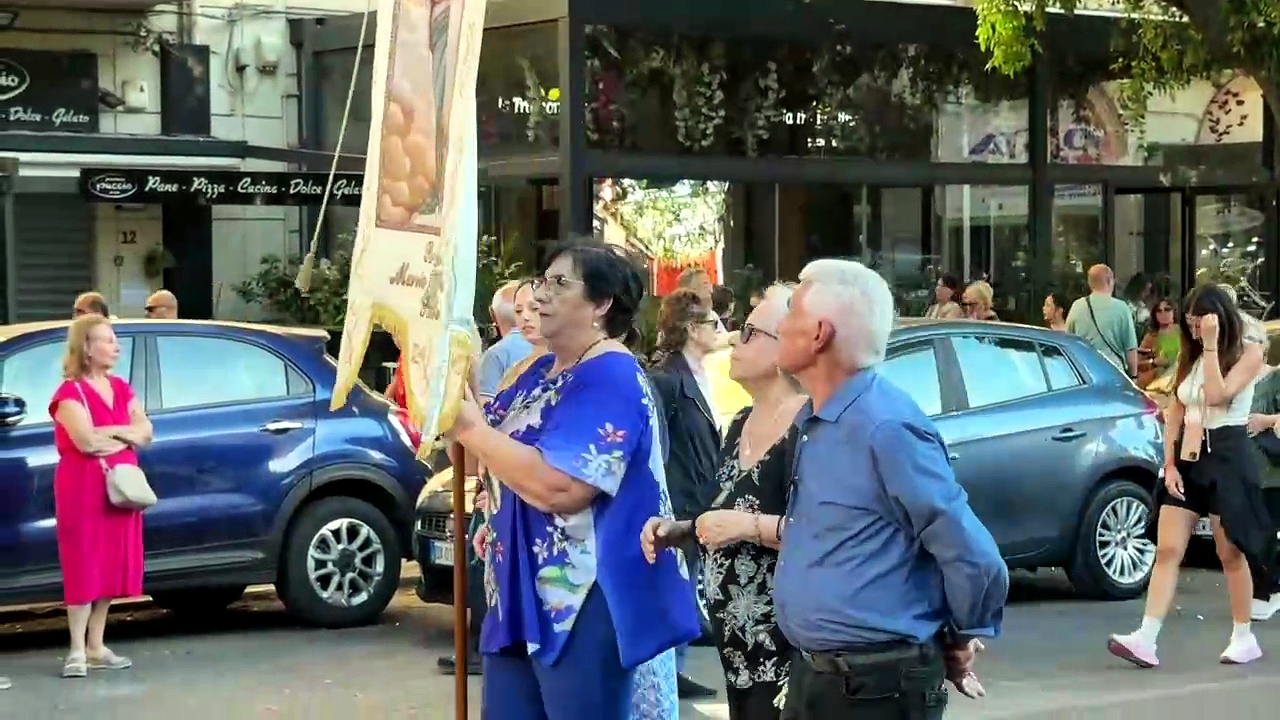 Il video della processione di Santa Rita a Palermo nel quartiere di ...