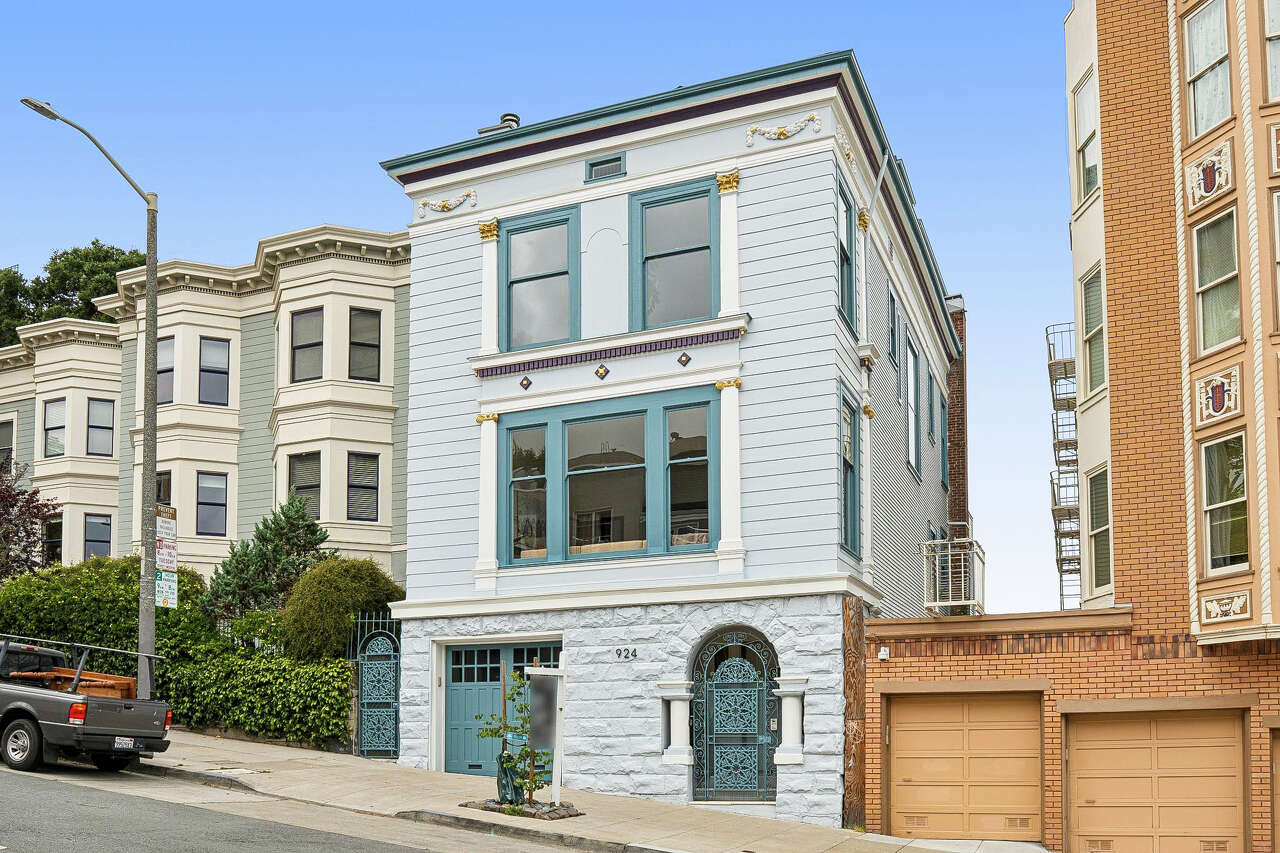 A Colgate heir built this SF mansion. Buyers rushed in.