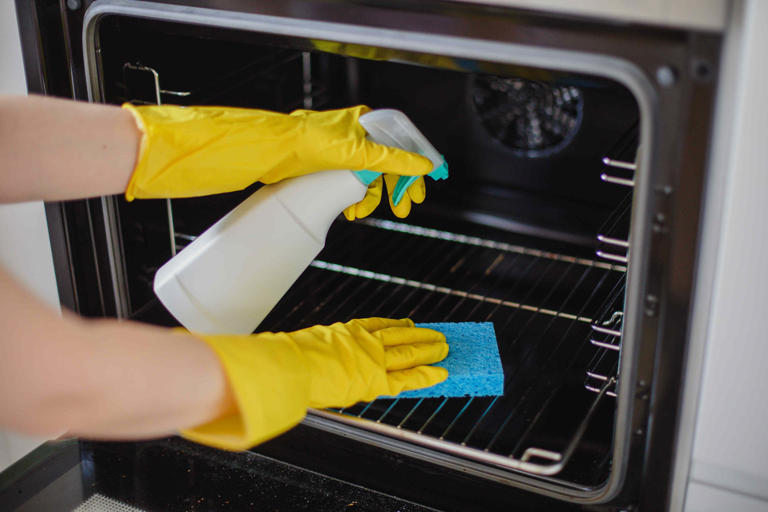 3 things you should never use to clean your oven