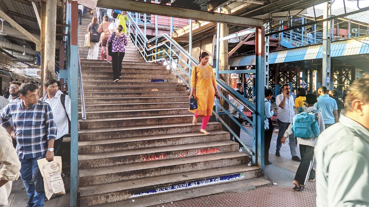 Poor signage at Mumbai's Bandra station causes commuter hassle