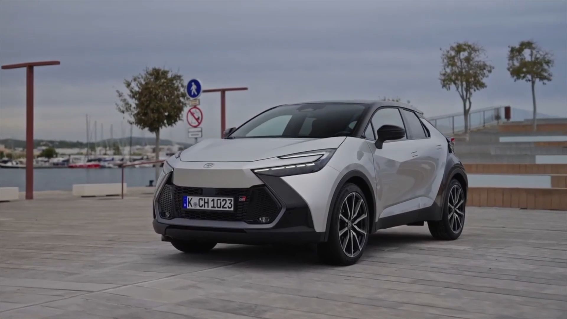 Der neue Toyota C-HR - atemberaubendes Design mit coupéartiger ...